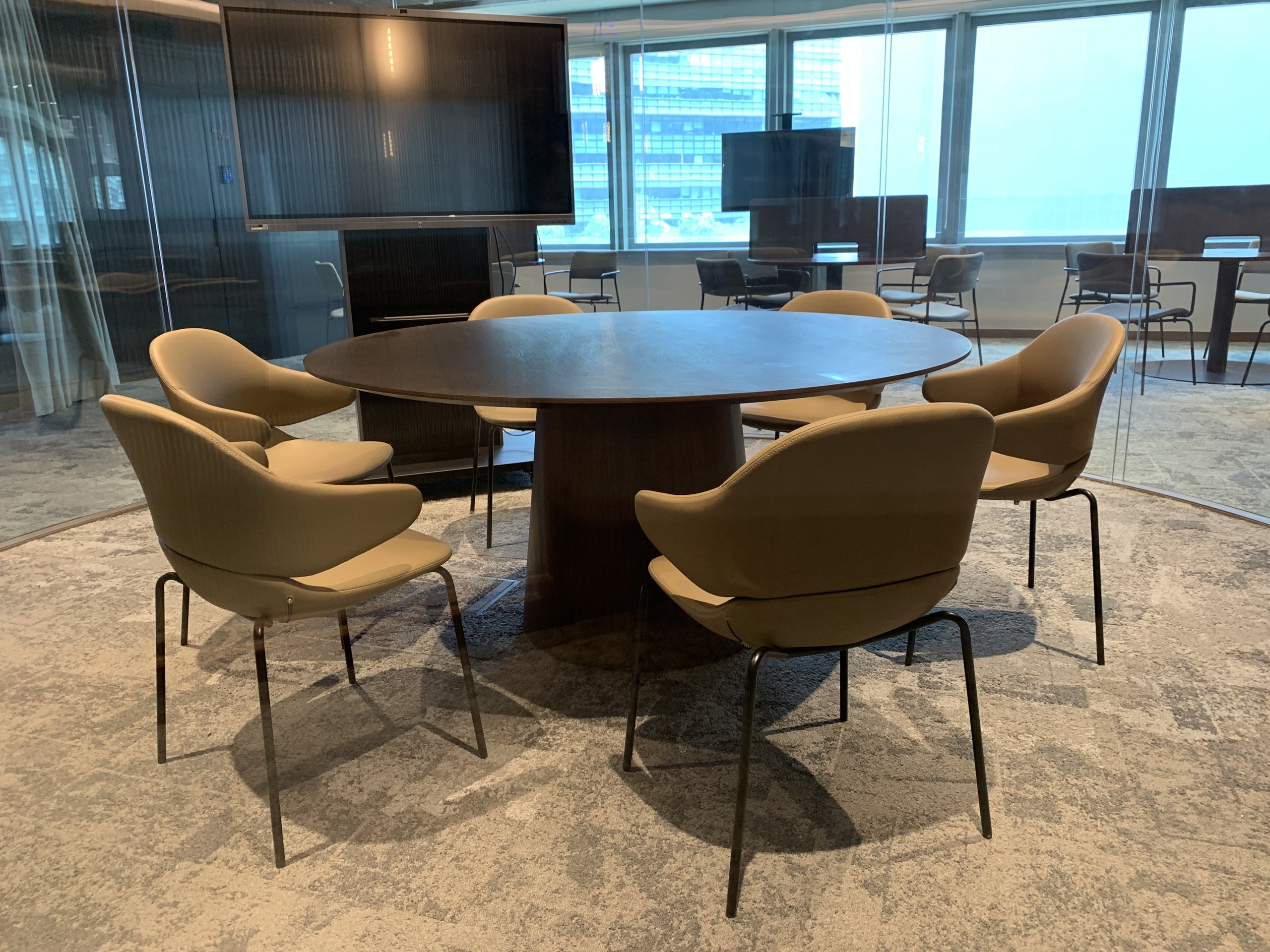 Hug Chair / Steel tube with arm